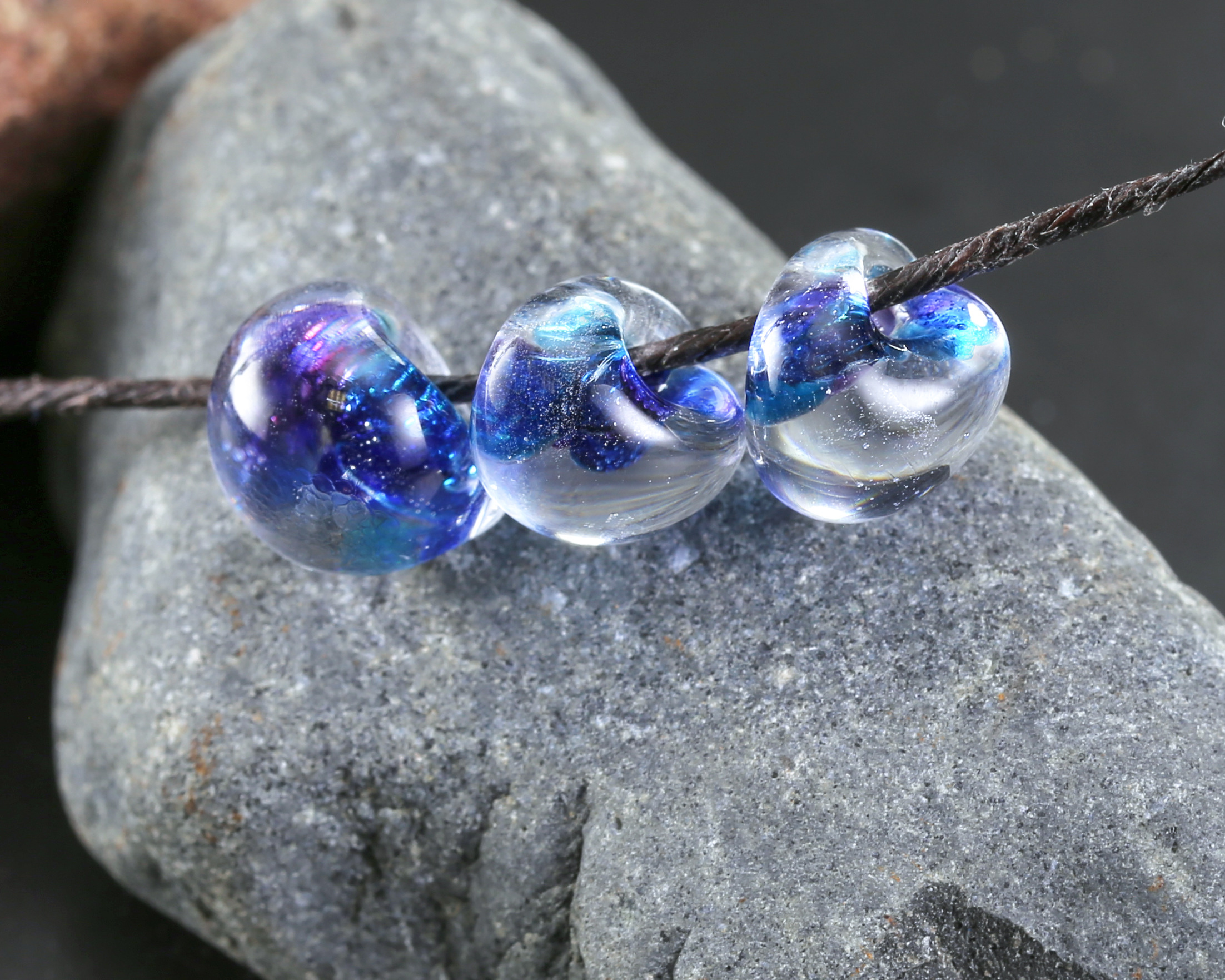 Unicorne Beads Glass Berry Blast Teardrop 9-10mm