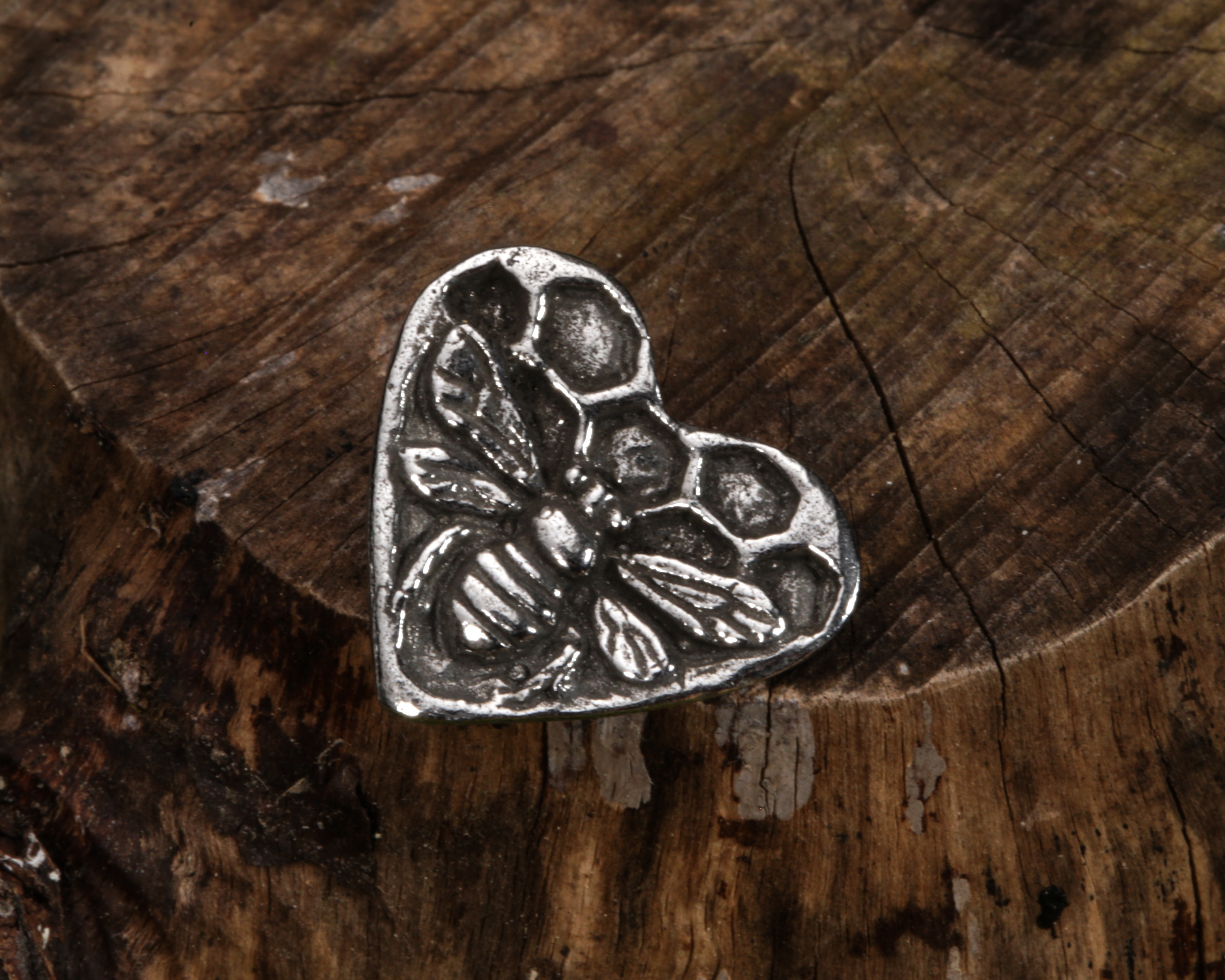 Green Girl Pewter Bee Heart Button 21-22x19mm